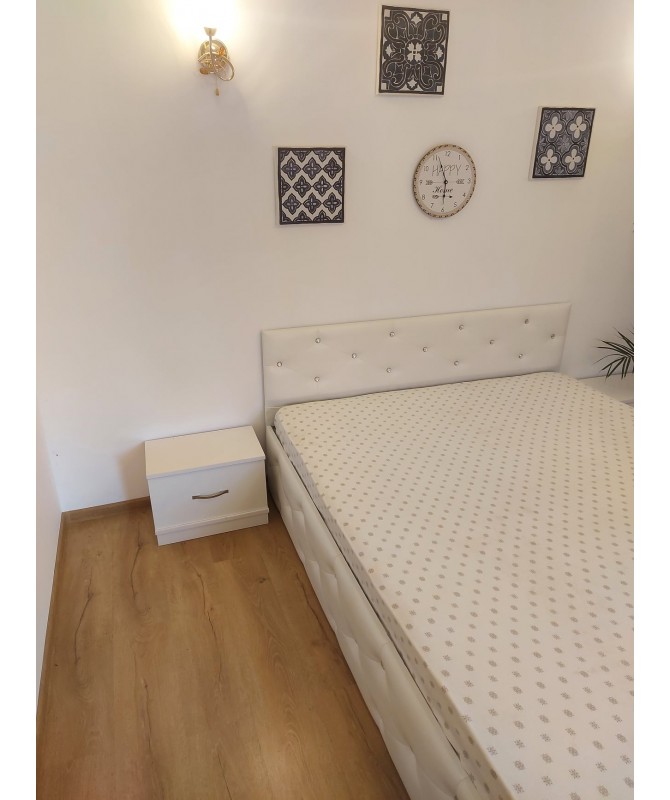 Set Dormitor Milano Alb cu Pat Matrimonial Alb ,Noptiere Albe si Dulap usi glisante cu oglinda ...